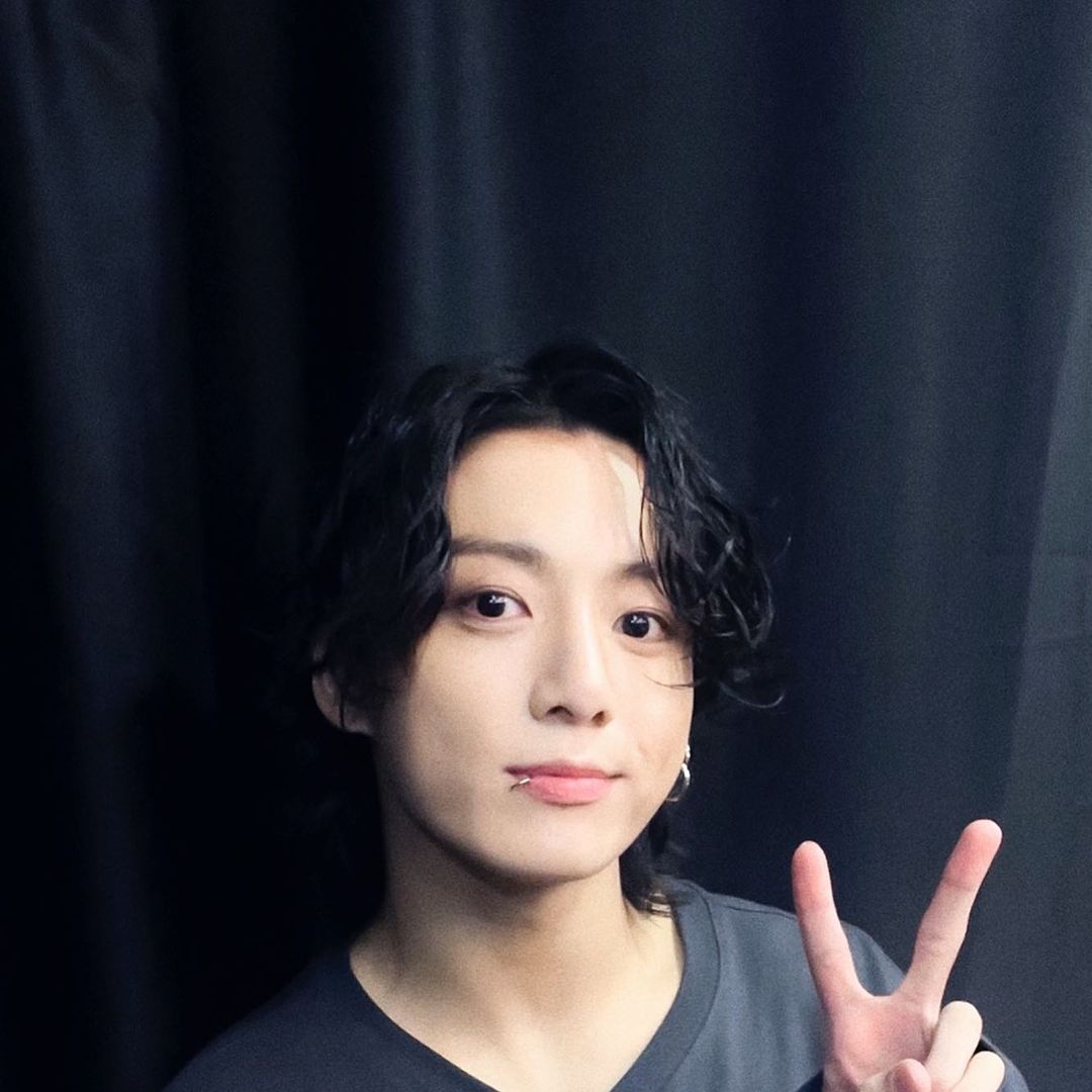 BTS・ジョングク、ウェーブヘアで色気ダダ漏れで安定の美ビジュアル！釜山公演にファン熱狂 | 歌詞検索サイト【UtaTen】ふりがな付