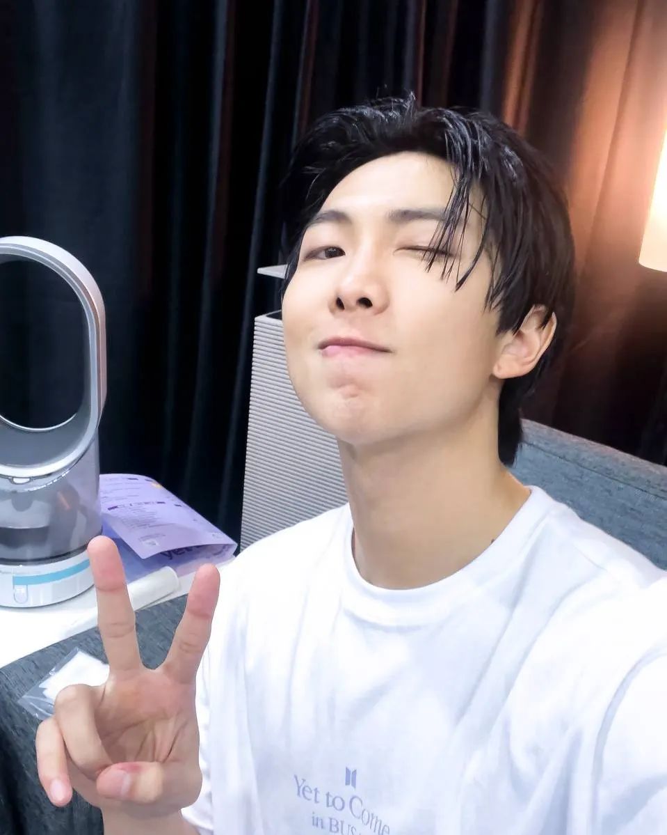 BTS・RM、リラックスモード＆パフォーマンス姿に見とれる。釜山公演を終えてファンにメッセージ | 歌詞検索サイト【UtaTen】ふりがな付