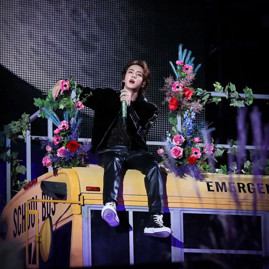 BTS・ジン、黒衣装のセクシーな表情でファンを魅了！ソロデビューにも期待の声続々 | 歌詞検索サイト【UtaTen】ふりがな付