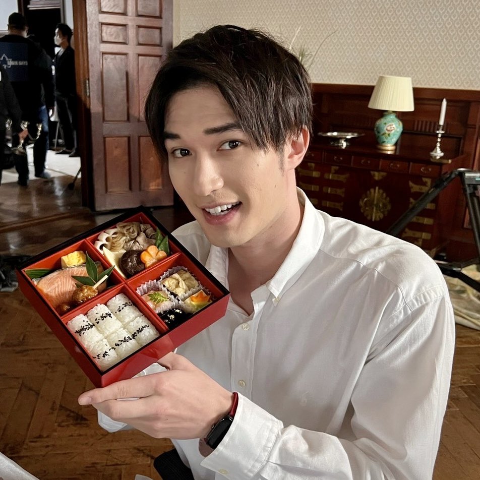 SixTONES・ジェシー、豪華なお弁当でモグモグタイム「最初はパー」撮影も順調 | 歌詞検索サイト【UtaTen】ふりがな付