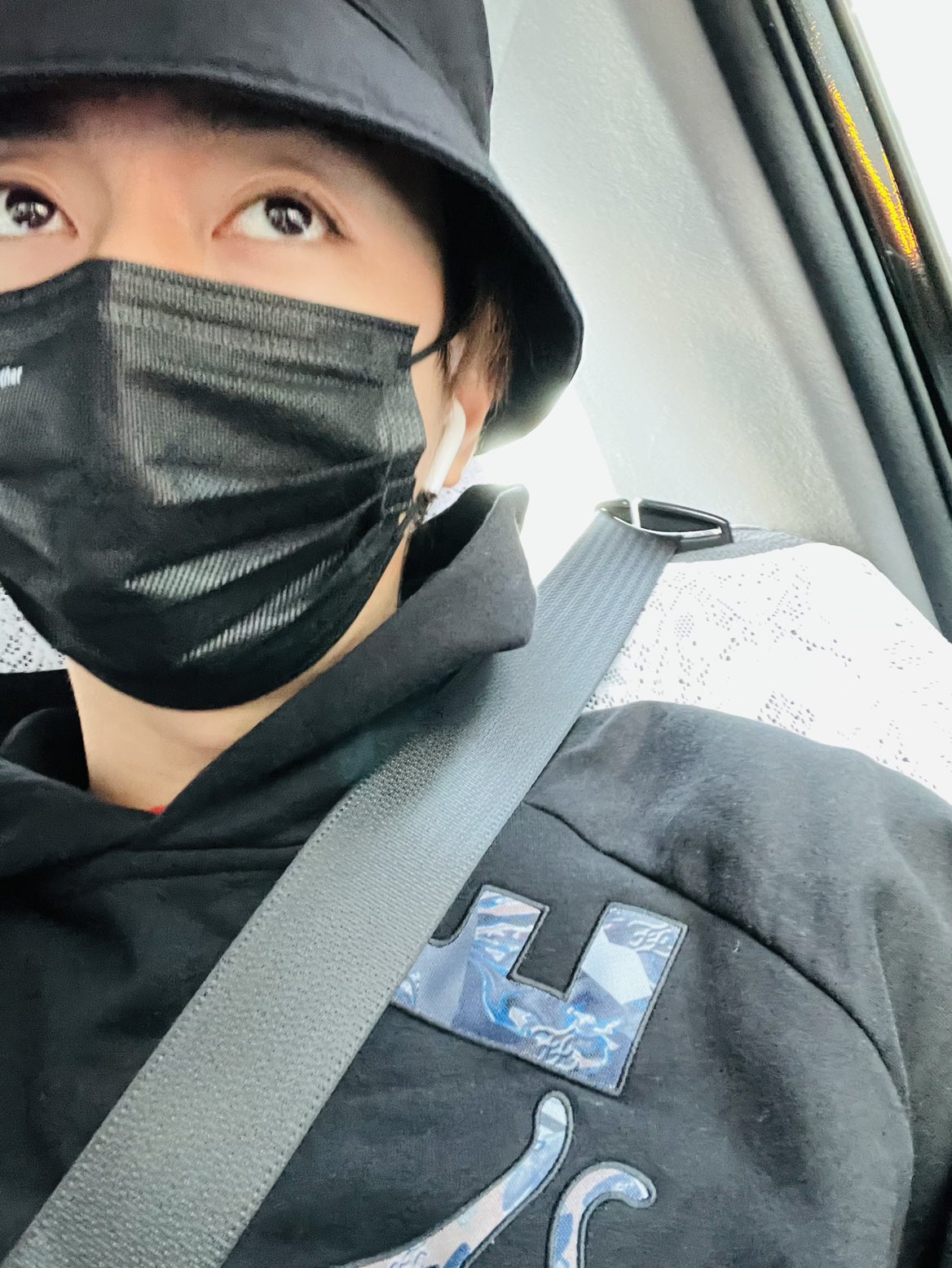 A.B.C-Z・河合郁人、私服はブラックコーデがお好き？「移動中」のオフショットを公開 | 歌詞検索サイト【UtaTen】ふりがな付