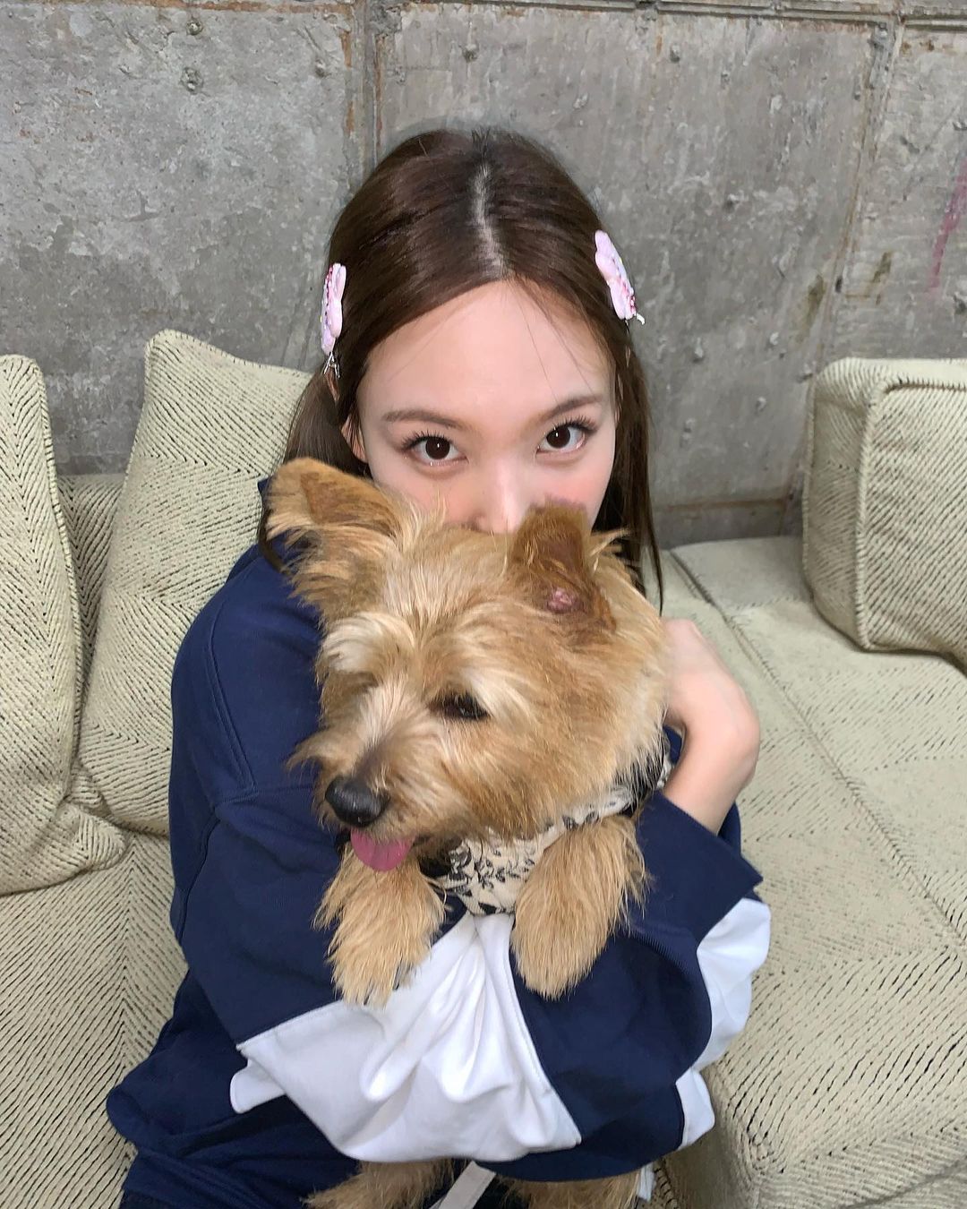 TWICE・ナヨン、上目遣いがたまらない！モモの愛犬にメロメロ？ | 歌詞検索サイト【UtaTen】ふりがな付