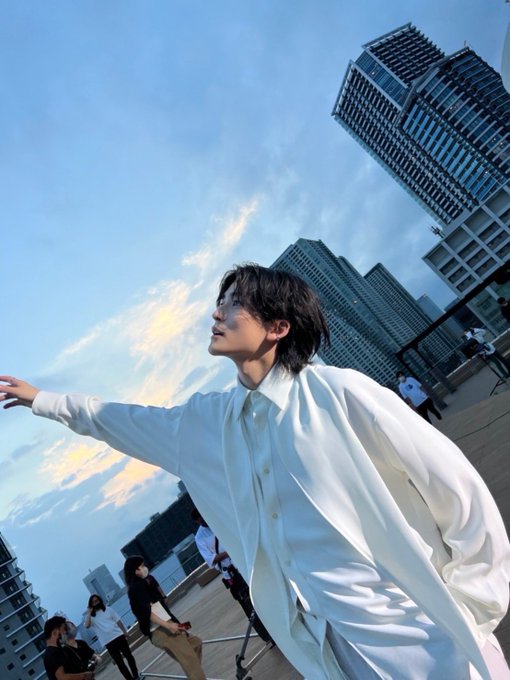 高橋文哉、空を見上げる美しい横顔に見とれる！「君の花になる」MVでもビジュ炸裂 | 歌詞検索サイト【UtaTen】ふりがな付