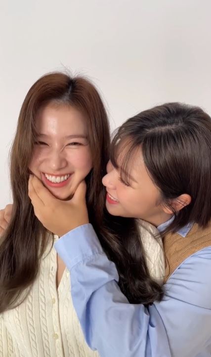 TWICE・サナ＆ジョンヨン、赤ちゃんとママ？幸せ気分になれちゃう2人の仲良し感 | 歌詞検索サイト【UtaTen】ふりがな付