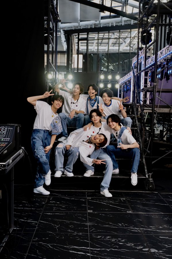 高橋文哉、8LOOMみんなで可愛くわちゃわちゃ「君の花になる」あす花の待ち受け？ | 歌詞検索サイト【UtaTen】ふりがな付