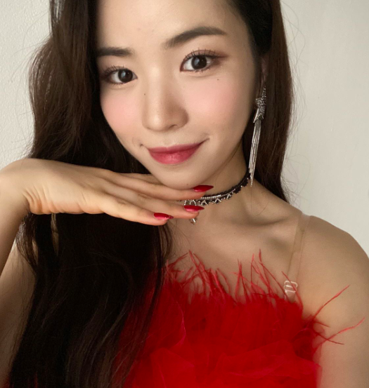 NiziU・マヤ、魅惑の微笑みにドキッ！セレブ感溢れる真っ赤なドレスに美貌輝く | 歌詞検索サイト【UtaTen】ふりがな付