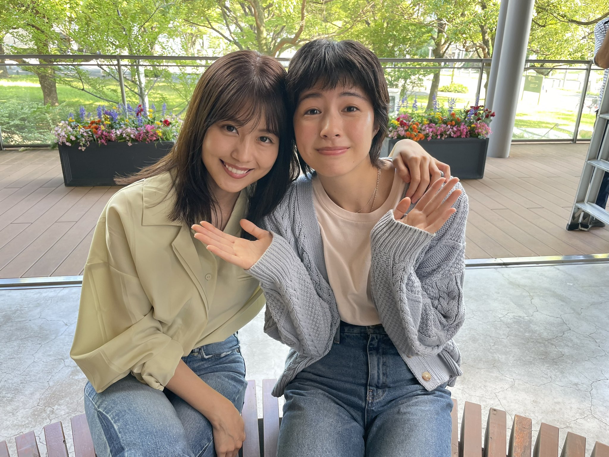 有村架純、「ひよっこ」親友コンビが再来！佐久間由衣との肩組みショットがエモすぎる | 歌詞検索サイト【UtaTen】ふりがな付