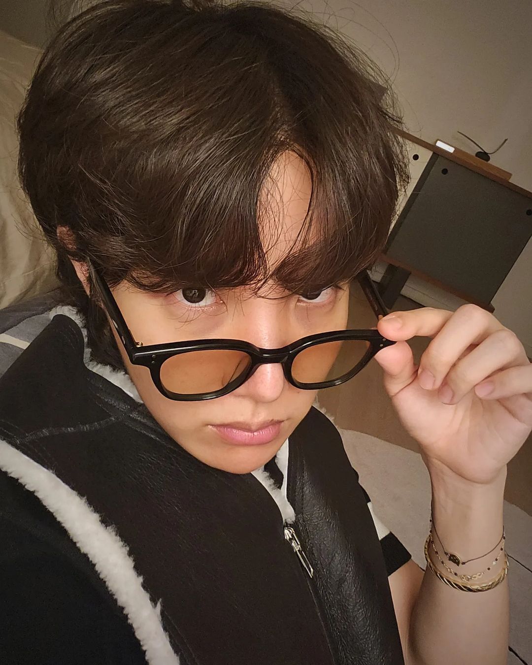 BTS・J-HOPE、サングラスから覗く上目遣いがたまらない！オシャレなブラックコーデで近況報告 | 歌詞検索サイト【UtaTen】ふりがな付