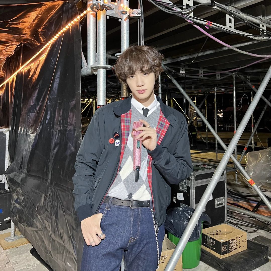 BTS・ジン、ピンクマイクを持つ姿もしばらく見納め？ふんわりヘアの王子様にキュンキュン | 歌詞検索サイト【UtaTen】ふりがな付
