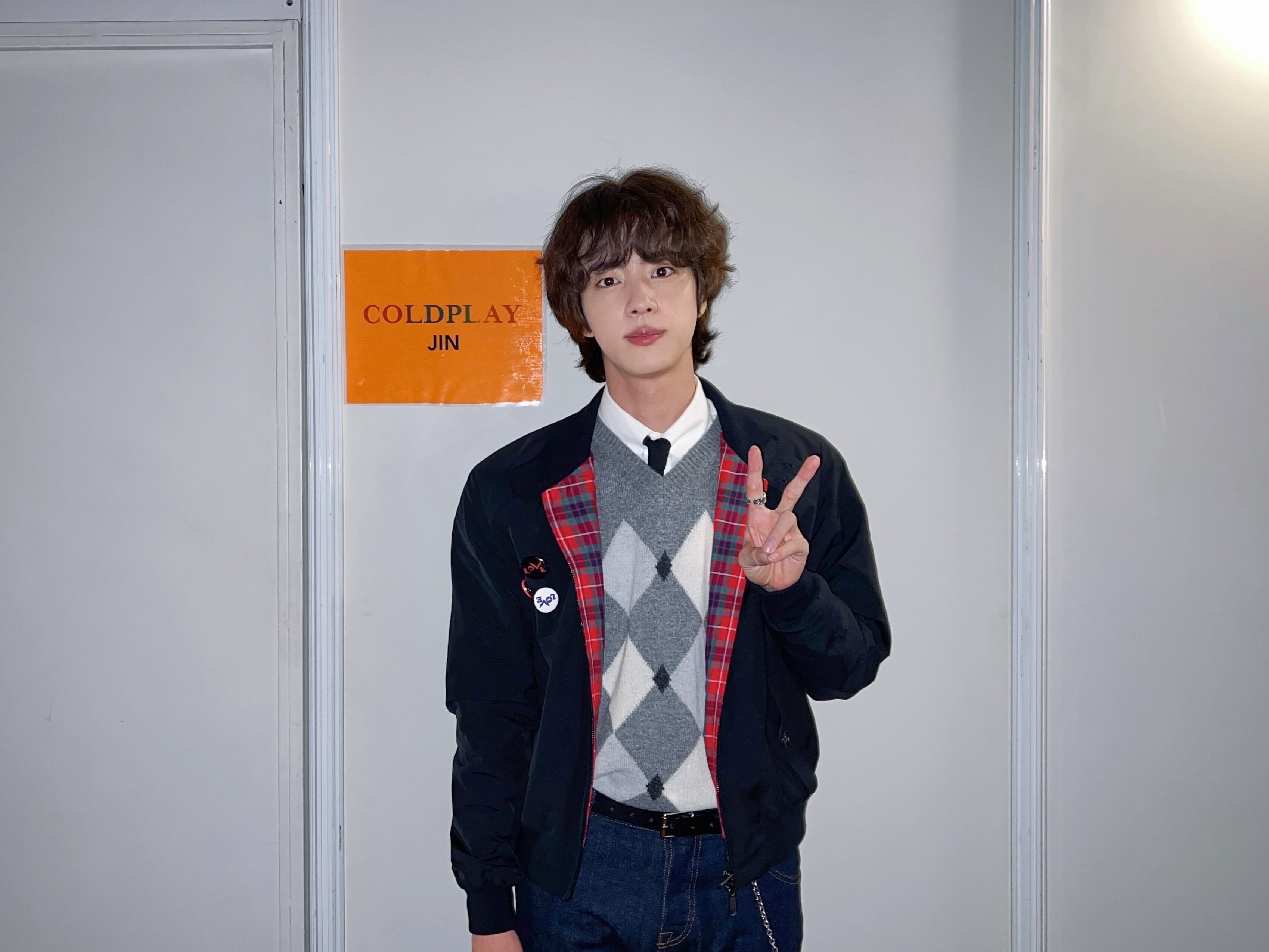 BTS・ジン、優しい笑顔でピースサイン。コールドプレイと「The Astronaut」を披露 | 歌詞検索サイト【UtaTen】ふりがな付