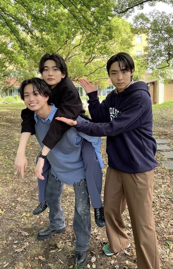 高橋文哉、綱啓永におんぶされるバブみが可愛すぎ！8LOOM仲良しな3人 | 歌詞検索サイト【UtaTen】ふりがな付