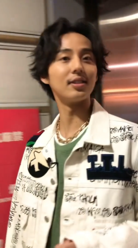 藤ヶ谷太輔、盗撮を堂々と告発？！察知能力高すぎな指差しポーズにキュン！ | 歌詞検索サイト【UtaTen】ふりがな付