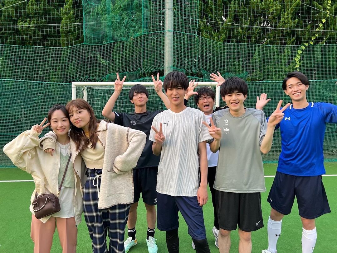 Snow Man・目黒蓮、優しい笑顔＆控えめピースにキュンっ「silent」川口春奈ら同級生がわちゃわちゃ勢揃い | 歌詞検索サイト【UtaTen】ふりがな付