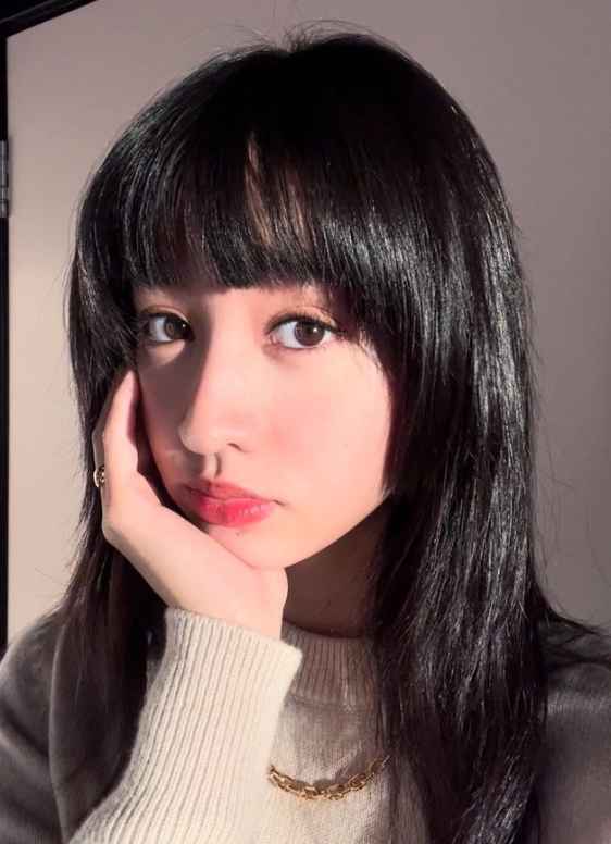 Koki、「朝日を見るのが楽しみ」厚めの前髪が似合う、大人可愛い表情に吸い込まれそう！ | 歌詞検索サイト【UtaTen】ふりがな付