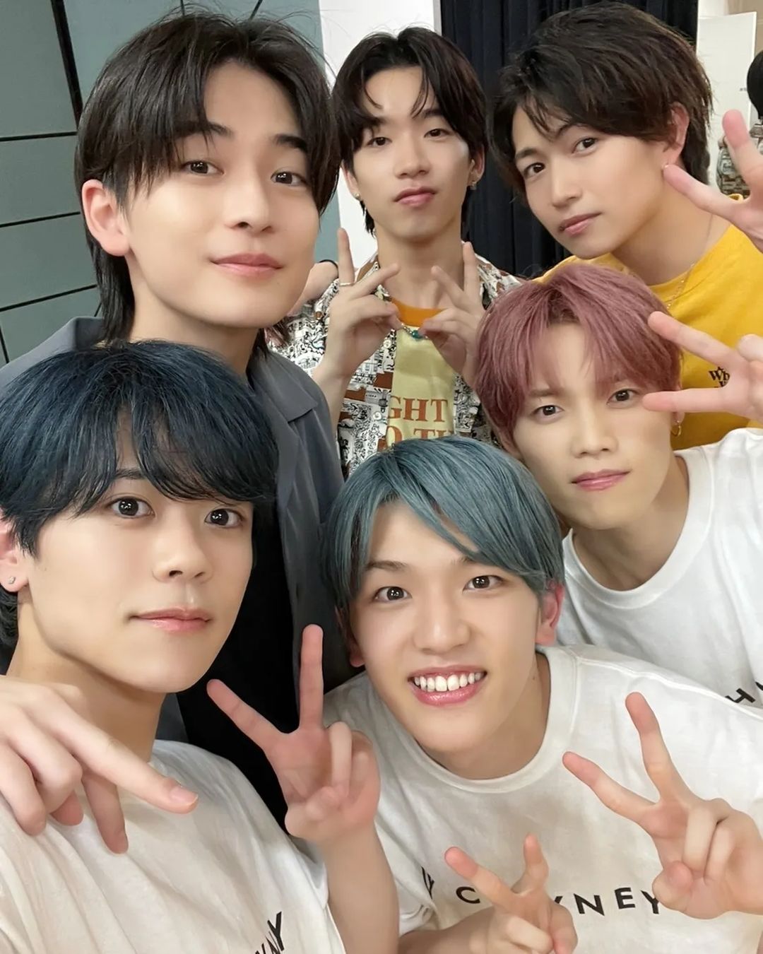 高橋文哉、8LOOMメンバーとINIメンバーが和気あいあい！「君の花になる」撮影合間も仲良し | 歌詞検索サイト【UtaTen】ふりがな付