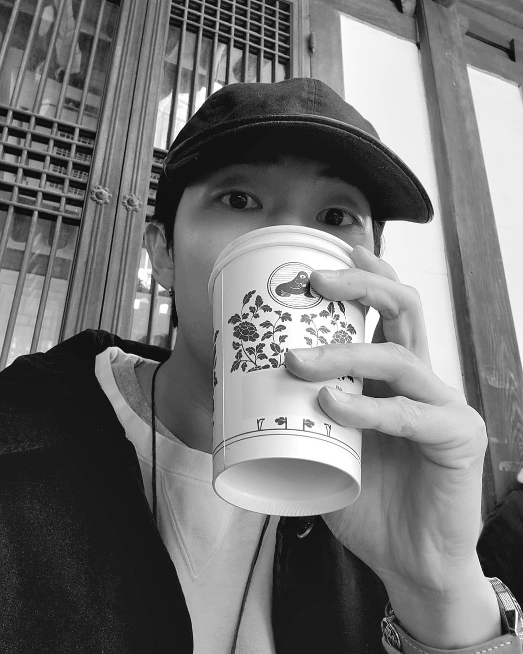 BTS・RM、カメラを見つめる少年っぽい眼差しにキュンっ。オフ感ある白黒ショット | 歌詞検索サイト【UtaTen】ふりがな付