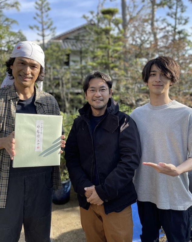 横浜流星、江口洋介＆小泉監督と記念撮影。爽やかな笑顔にキュンキュン！ | 歌詞検索サイト【UtaTen】ふりがな付