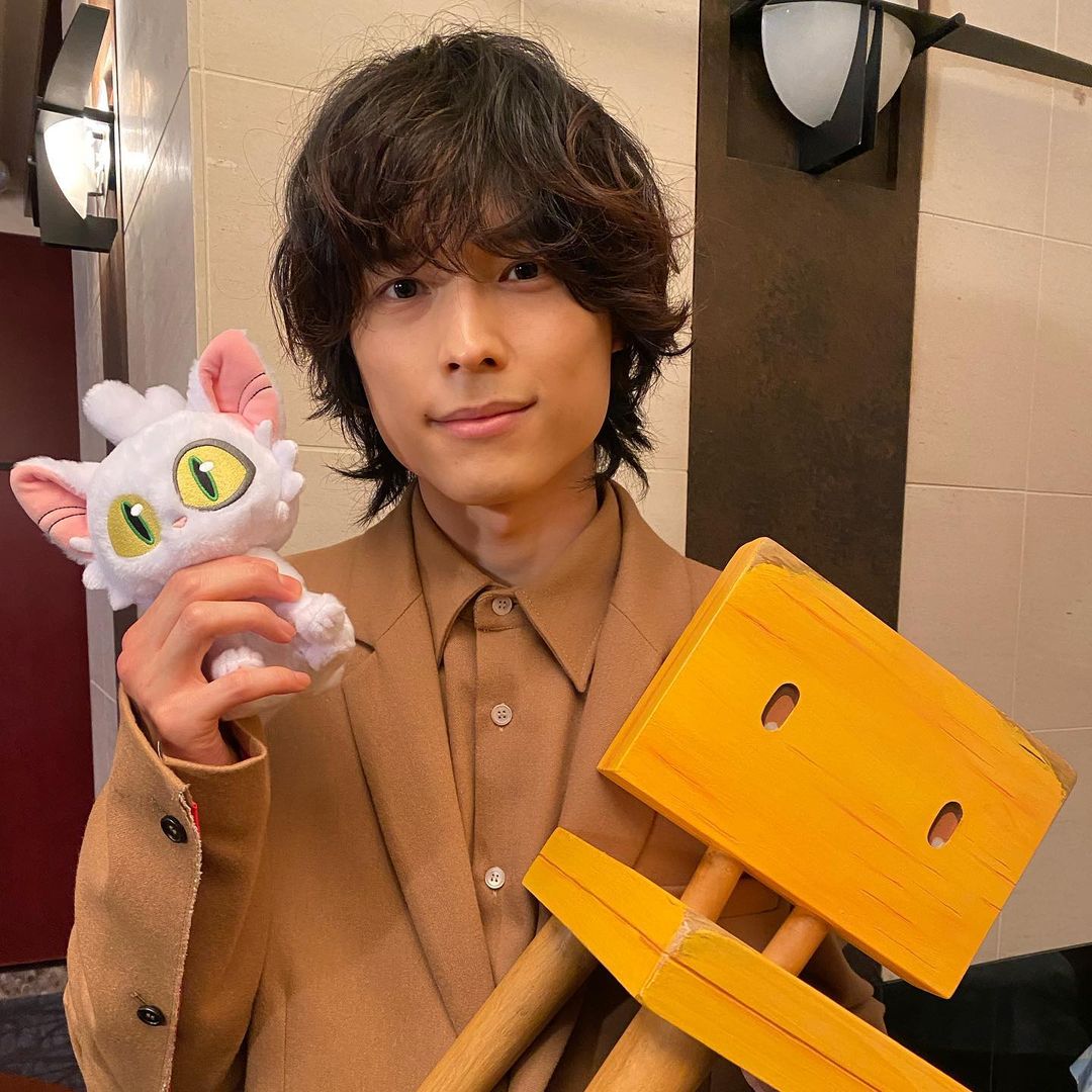 SixTONES・松村北斗、くるくるふわふわなヘアが爆イケ！「すずめの戸締まり」公開初日を報告 | 歌詞検索サイト【UtaTen】ふりがな付