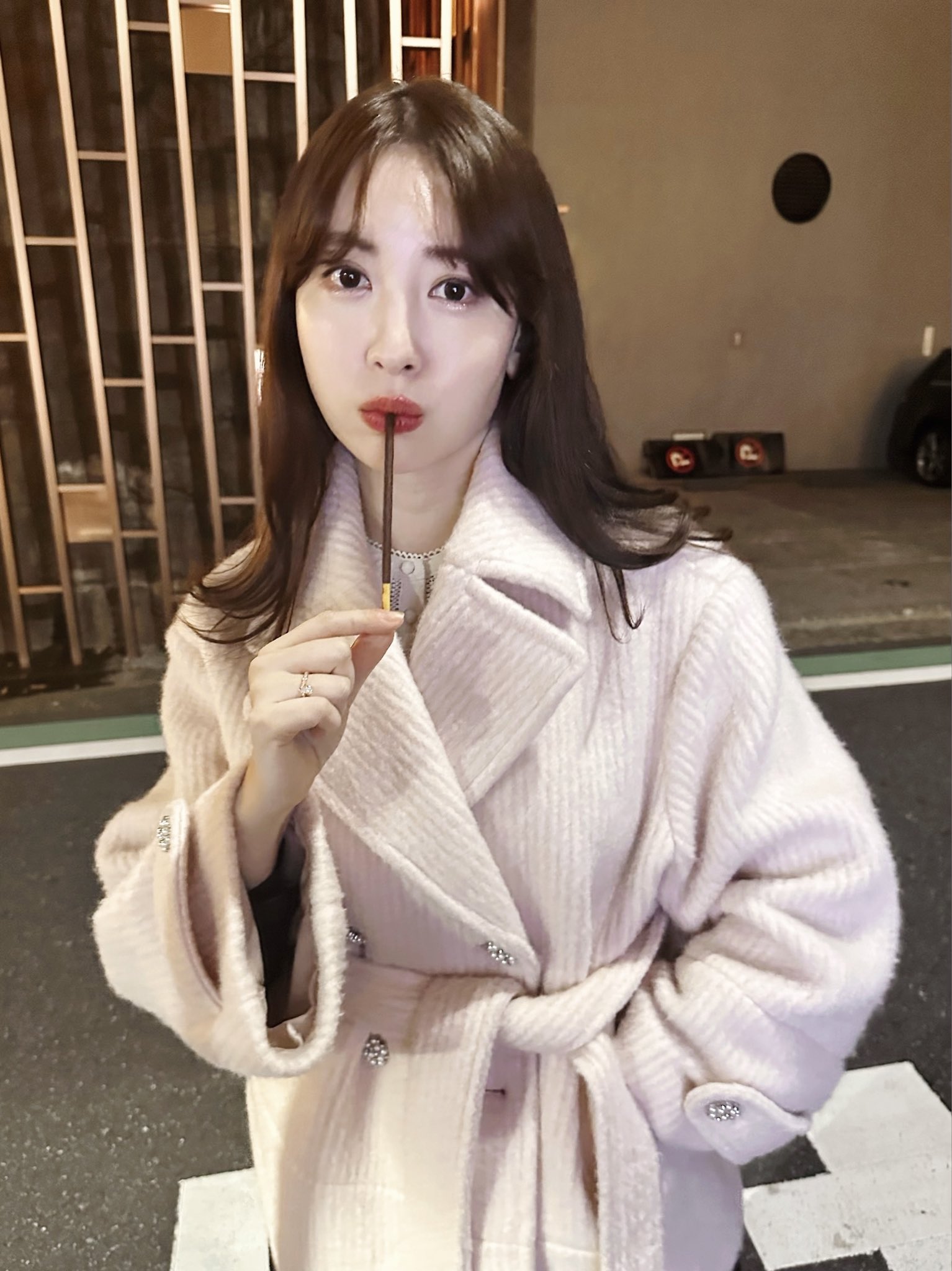 小嶋陽菜、ポッキーくわえながら見つめられてドキッ！仕事終わりの可愛すぎるオフショットを公開 | 歌詞検索サイト【UtaTen】ふりがな付