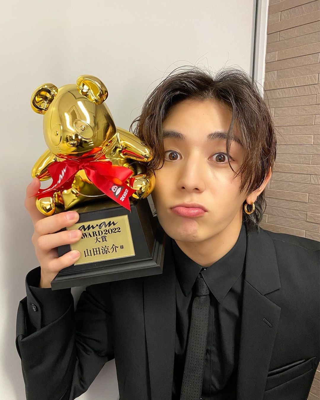 山田涼介、シックな黒スーツでおちゃめ顔！「anan AWARD 2022」大賞受賞でトラジャとニッコリ | 歌詞検索サイト【UtaTen】ふりがな付