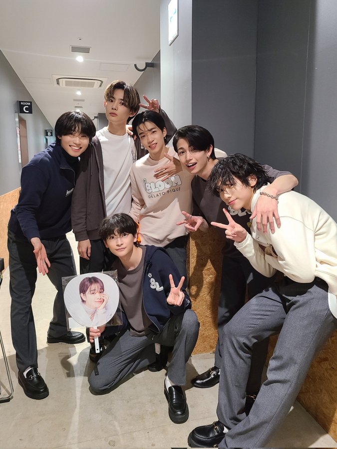 高橋文哉、宮世琉弥のうちわを手に8LOOMのライブハウスツアー完走 | 歌詞検索サイト【UtaTen】ふりがな付