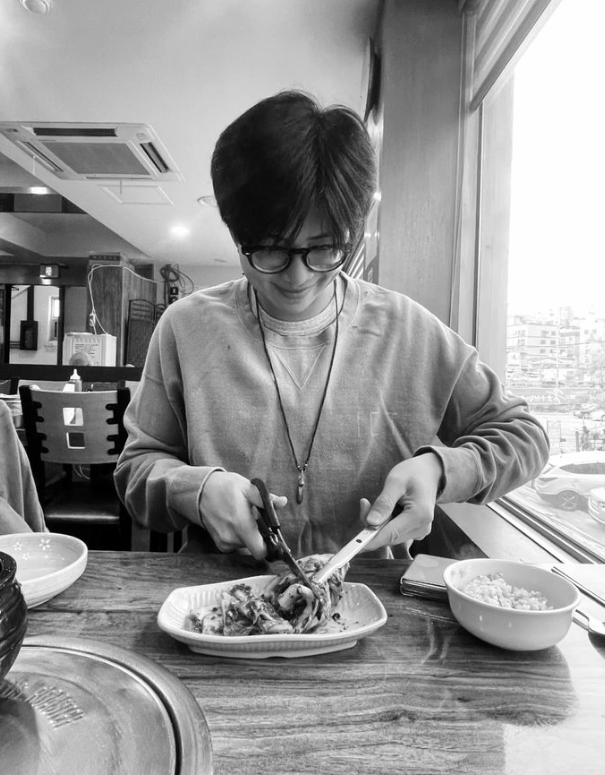 BTS・RM、食事を楽しむ柔らかな笑顔。オフ感たっぷりなメガネ姿にキュンキュン！ | 歌詞検索サイト【UtaTen】ふりがな付