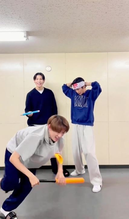 Snow Man・目黒蓮、間違えちゃっても可愛い！向井康二＆ラウールと「BOOM BOOM LIGHT」でわちゃわちゃ | 歌詞検索サイト【UtaTen】ふりがな付