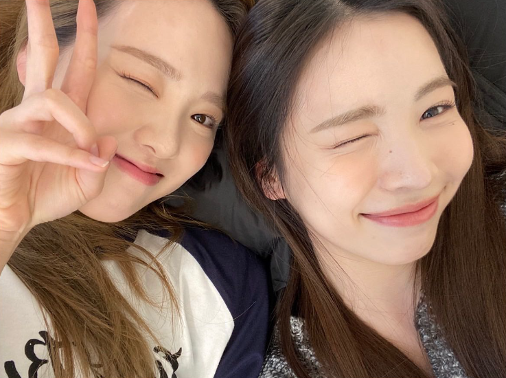 NiziU・マヤ＆リオ、最強のキス顔にドキドキ！眼福でしかないラブラブツーショット | 歌詞検索サイト【UtaTen】ふりがな付