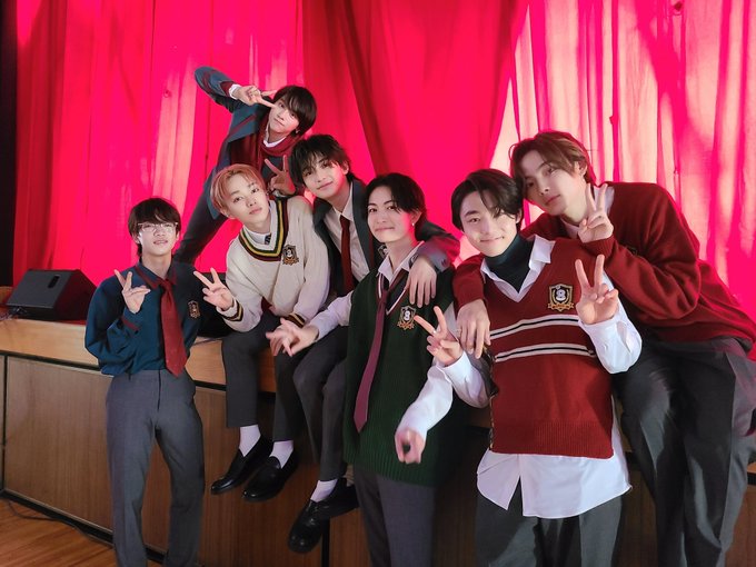 高橋文哉、ウェーブヘアに制服風の衣装が似合い過ぎ！8LOOMが劇中で新曲「HIKARI」初披露 | 歌詞検索サイト【UtaTen】ふりがな付