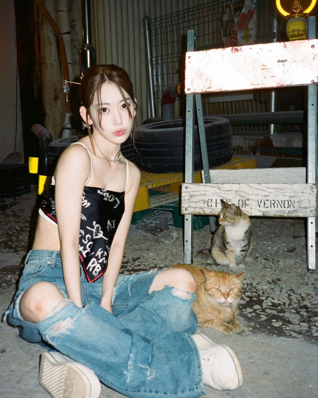 LE SSERAFIM・宮脇咲良、ニャンコも寄ってきちゃう美しさ。美ボディ際立つ衣装にドキドキ | 歌詞検索サイト【UtaTen】ふりがな付