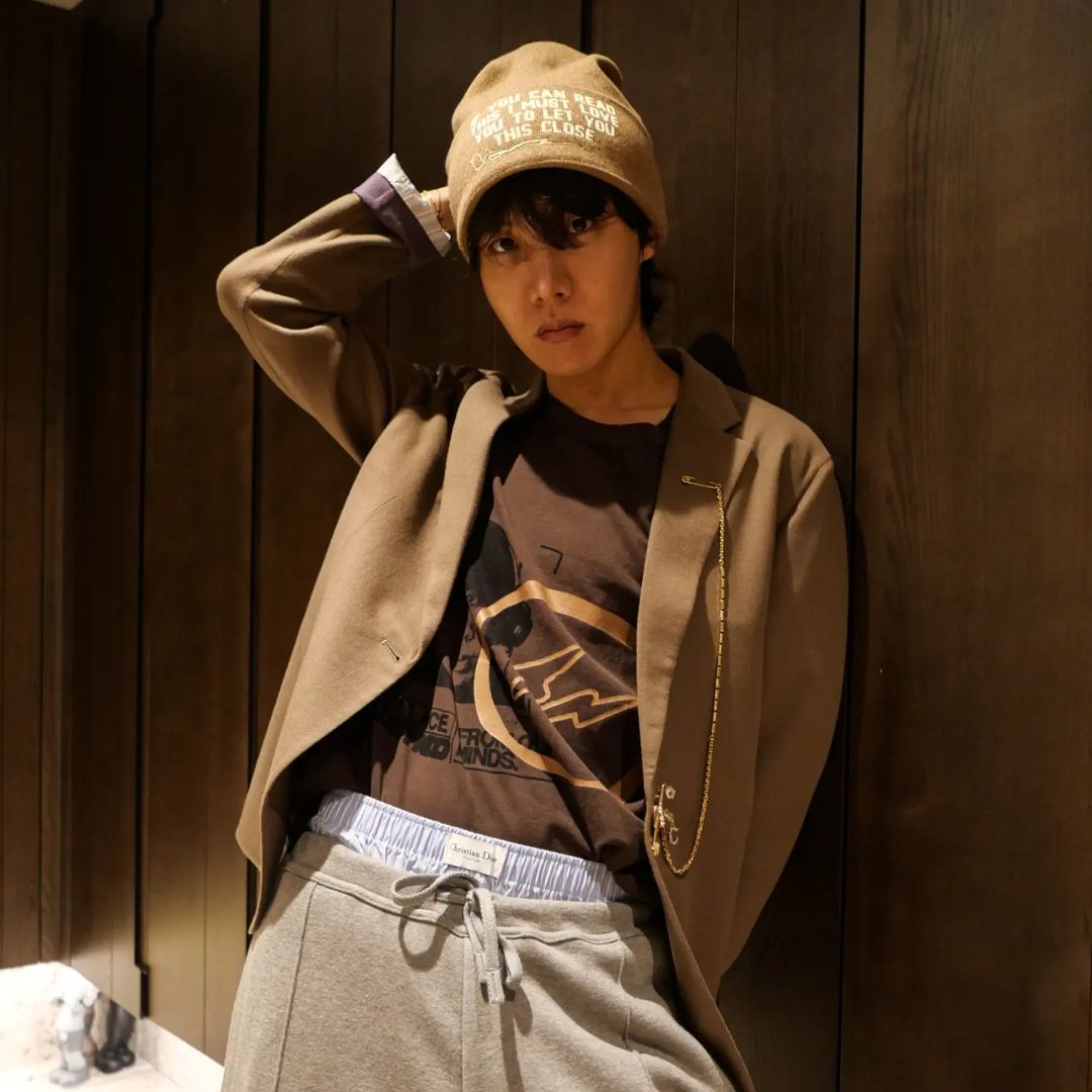 BTS・J-HOPE、インナーチラ見せのオシャレコーデが話題！日本に向けて出国 | 歌詞検索サイト【UtaTen】ふりがな付