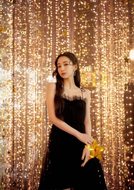 Cocomi、イルミネーションにも負けない美しさ！ブラックドレス姿でDior「アトリエ オブ ドリームズ」に登場 | 歌詞検索サイト【UtaTen】ふりがな付