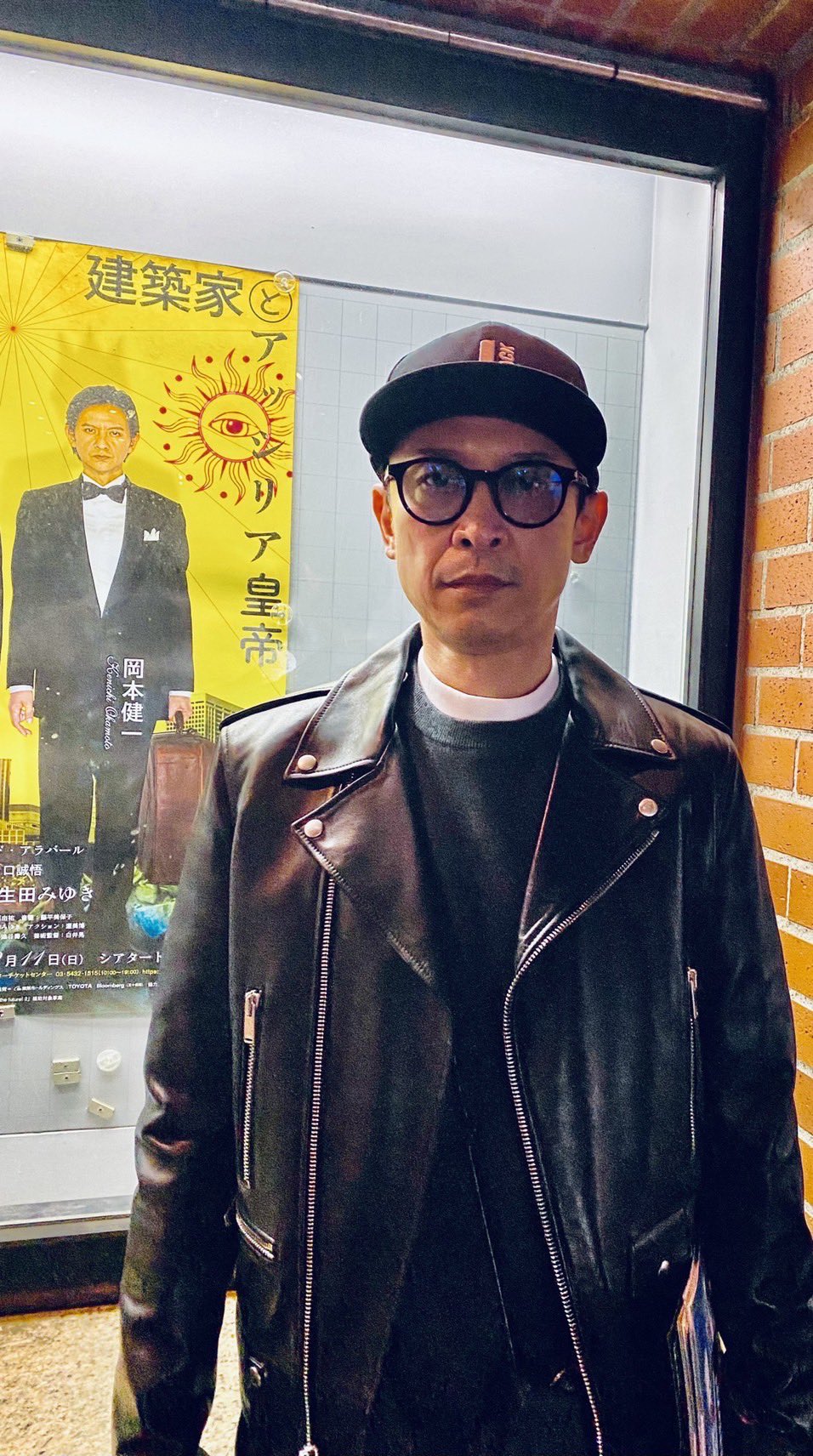 坂本昌行、「ヤバい」芝居を観劇！先輩・岡本健一と同じポーズでパシャリ | 歌詞検索サイト【UtaTen】ふりがな付