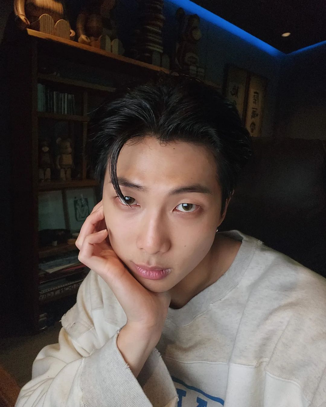 BTS・RM、頬杖＆上目遣いの破壊力がハンパない！色気ダダ漏れなナムさん | 歌詞検索サイト【UtaTen】ふりがな付