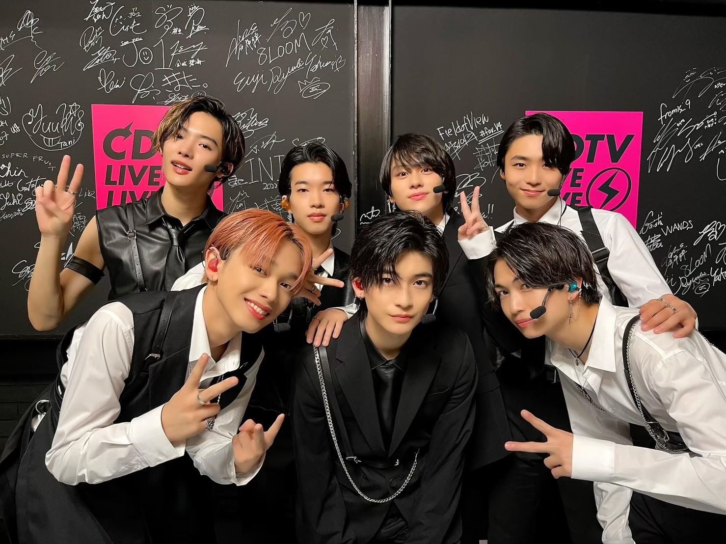 高橋文哉、スーツイケメン大渋滞でキュン死寸前？オトナの色気ムンムンな8LOOMが爆イケ | 歌詞検索サイト【UtaTen】ふりがな付