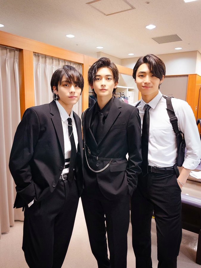 高橋文哉、色気漂うオトナな美しさ！8LOOM・八村倫太郎＆山下幸輝とのクールな佇まいにドキドキ | 歌詞検索サイト【UtaTen】ふりがな付