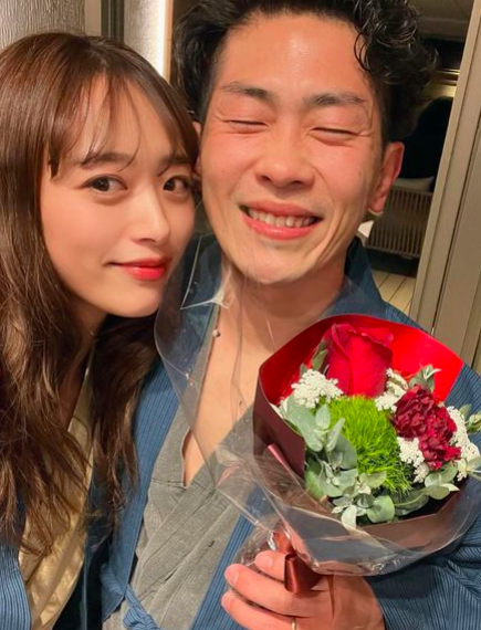 近藤千尋、熱海で夫の誕生日をお祝い。ギュッと肩寄せラブラブ夫婦の姿に癒される | 歌詞検索サイト【UtaTen】ふりがな付