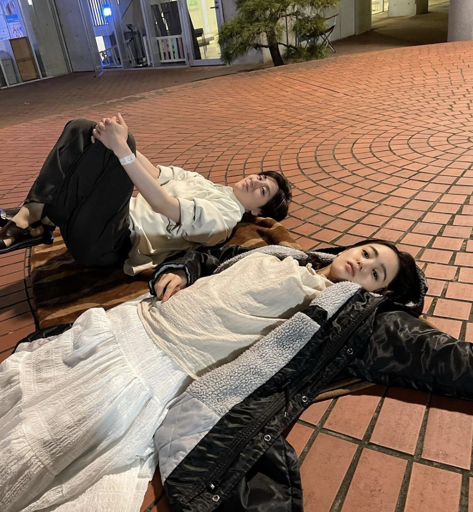 SixTONES・京本大我、ゴロンと外に寝そべる姿が自由？藤原さくらと星空鑑賞「束の間の一花」 | 歌詞検索サイト【UtaTen】ふりがな付