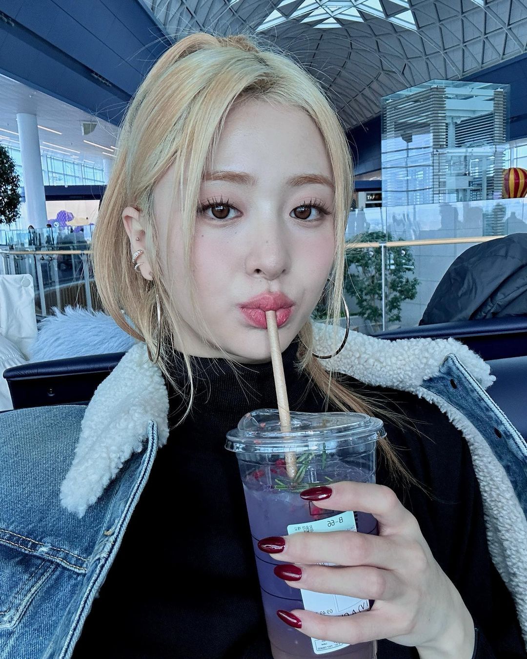 LE SSERAFIM・ユンジン、ストローでチュ～っとドリンク堪能「AAA」出演のため来日 | 歌詞検索サイト【UtaTen】ふりがな付