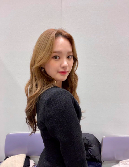 NiziU・リオ、ブラックドレスでクールにキメる！「AAA」レッドカーペットで魅せた絵画のような美しさ | 歌詞検索サイト【UtaTen】ふりがな付