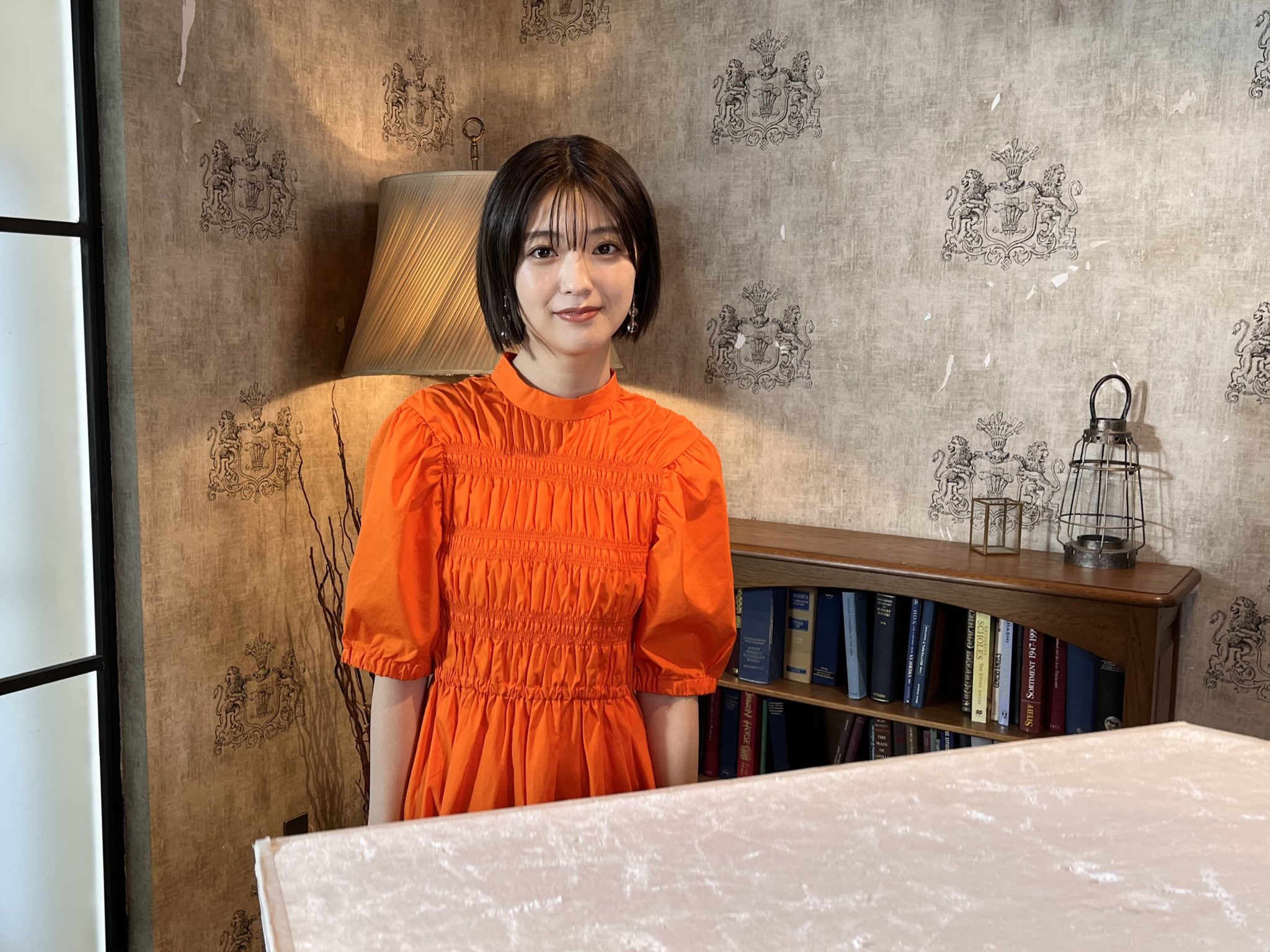 工藤美桜、ぽけっとした表情に癒される！鮮やかなオレンジワンピース姿を公開 | 歌詞検索サイト【UtaTen】ふりがな付