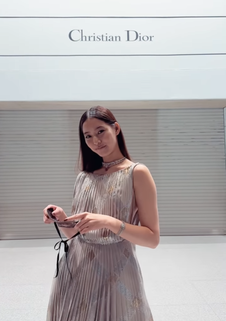 新木優子、ベネチアンマスクをつけ妖艶な笑顔。セクシーなドレス姿はまさに女神！ | 歌詞検索サイト【UtaTen】ふりがな付