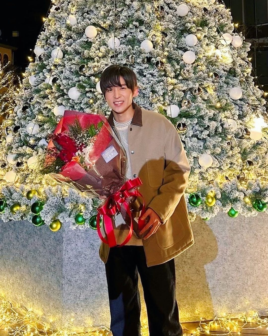 Snow Man・目黒蓮、クリスマスツリーの前でキュンキュンな笑顔「silent」クランクアップ | 歌詞検索サイト【UtaTen】ふりがな付