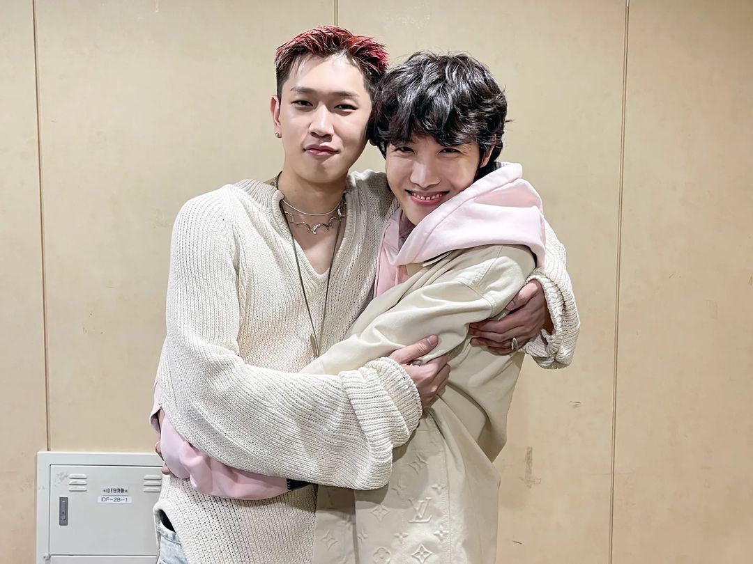 BTS・J-HOPE、Crushとゼロ距離でのハグ！嬉しそうな笑顔が乙女のようで可愛すぎ | 歌詞検索サイト【UtaTen】ふりがな付