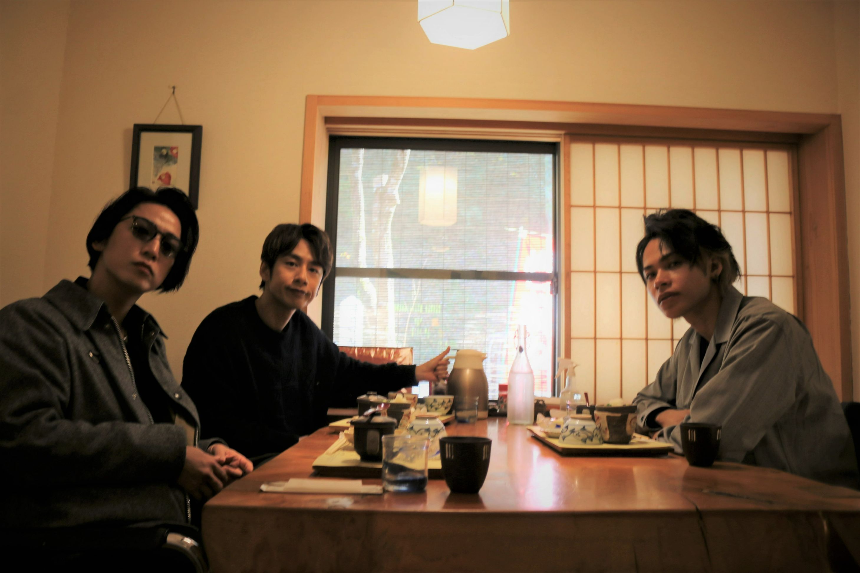 KAT-TUN、熊本旅行時のレアなもぐもぐタイムがオフ感たっぷり。大人色気漂う3人に魅せられる | 歌詞検索サイト【UtaTen】ふりがな付