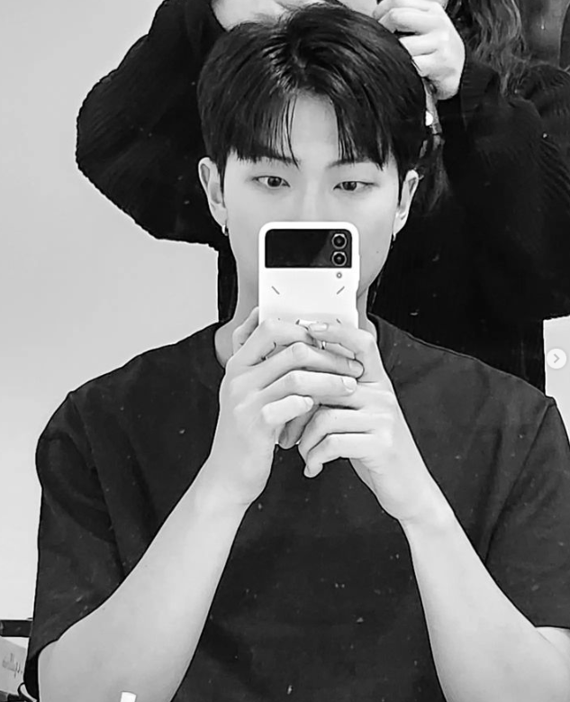BTS・RM、モノクロセルフィーも爆イケ！ヘアメイク中のナムさんにキュンキュン | 歌詞検索サイト【UtaTen】ふりがな付