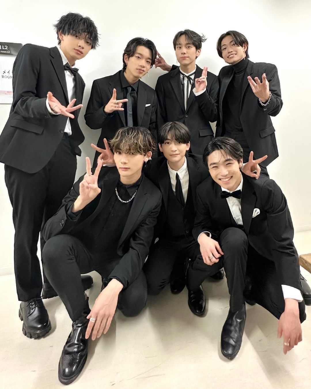 高橋文哉ら8LOOM、シックな黒スーツでビジュ爆発！いよいよ明日がファンミ最終日 | 歌詞検索サイト【UtaTen】ふりがな付