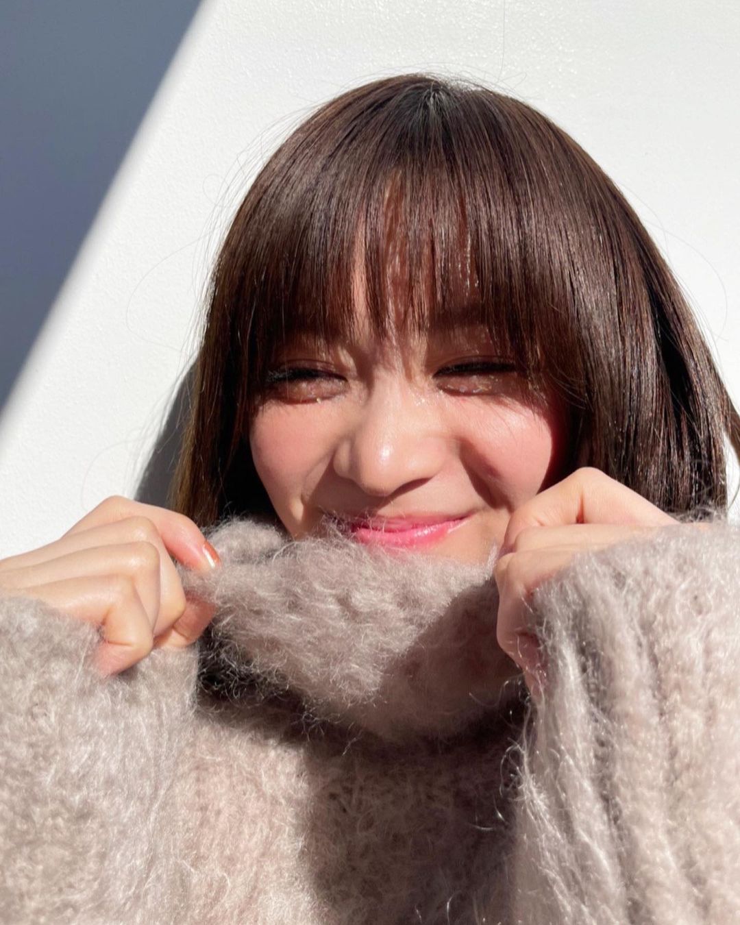 岡崎紗絵、テレ気味な笑顔が超キュート！タートルに顔をうずめる仕草にキュンが止まらない | 歌詞検索サイト【UtaTen】ふりがな付