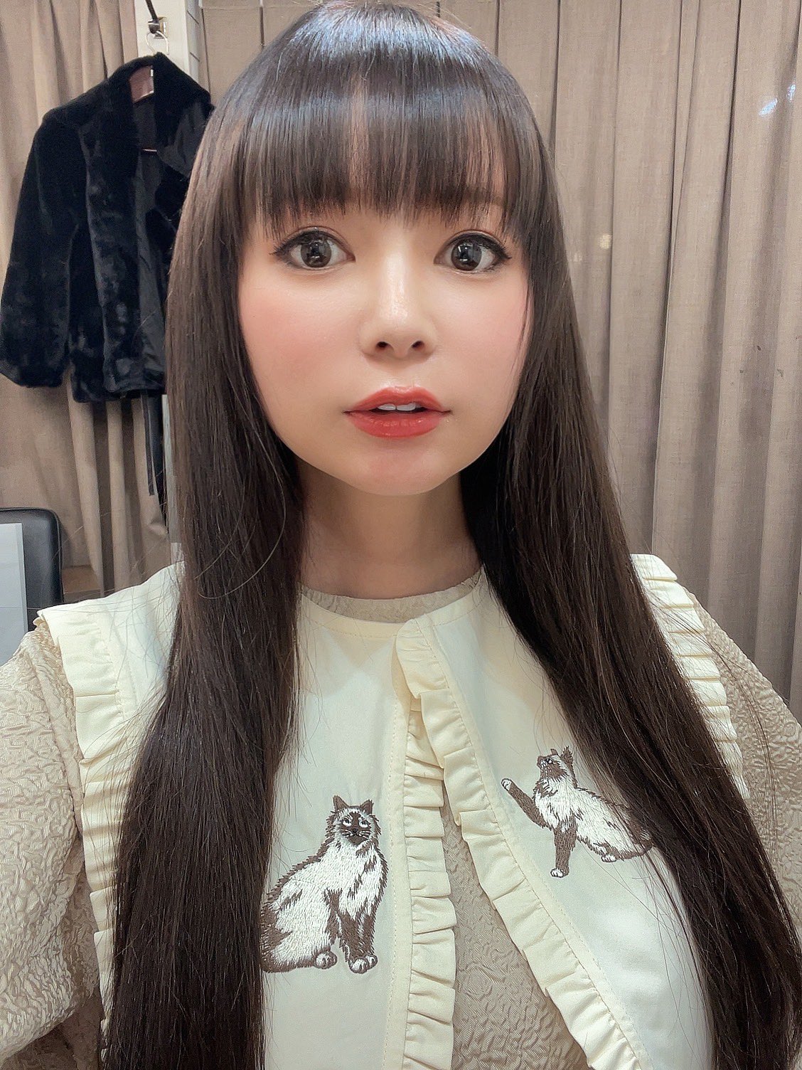 中川翔子、黒髪ロングで雰囲気ガラリ！天使のサラストヘアに際立つドールフェイス | 歌詞検索サイト【UtaTen】ふりがな付