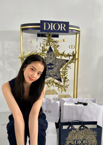 BLACKPINK・ジス、Diorに囲まれ大満足！上品デニム姿に溢れ出るオトナの品格 | 歌詞検索サイト【UtaTen】ふりがな付